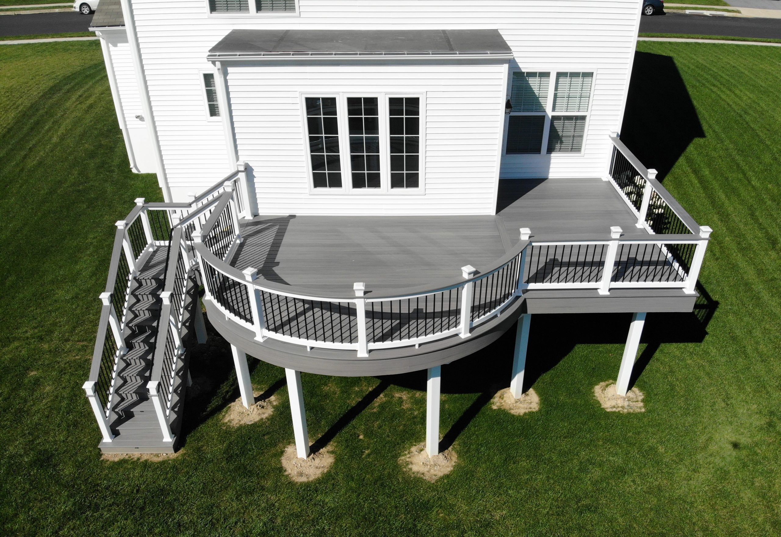 Curved Second-Story Deck - Decks R Us
